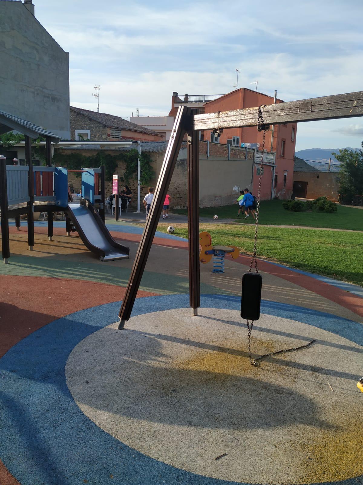 Columpio roto en un parque de El Cortijo – La Guindilla – Fotodenuncias