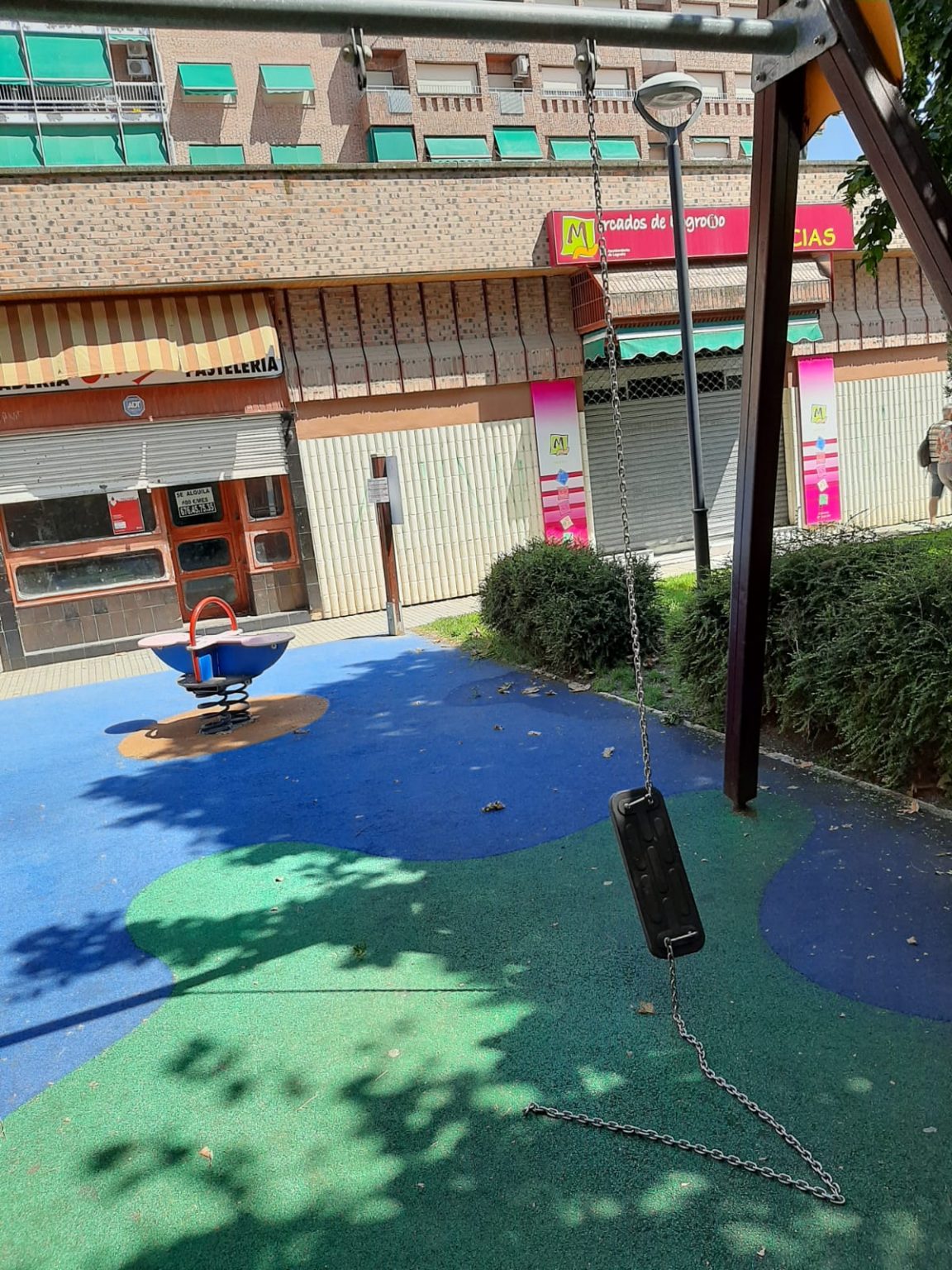 Un columpio roto en la plaza Luis Braille, de Logroño – La Guindilla ...
